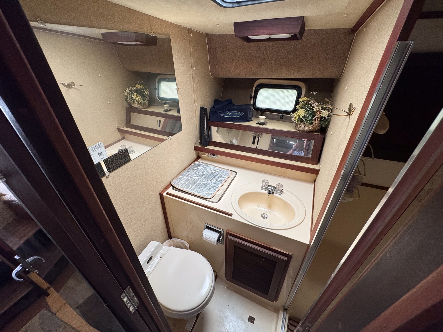 37′ Silverton 1981 | Nonprofit Boating and Maritime School | Chapman School