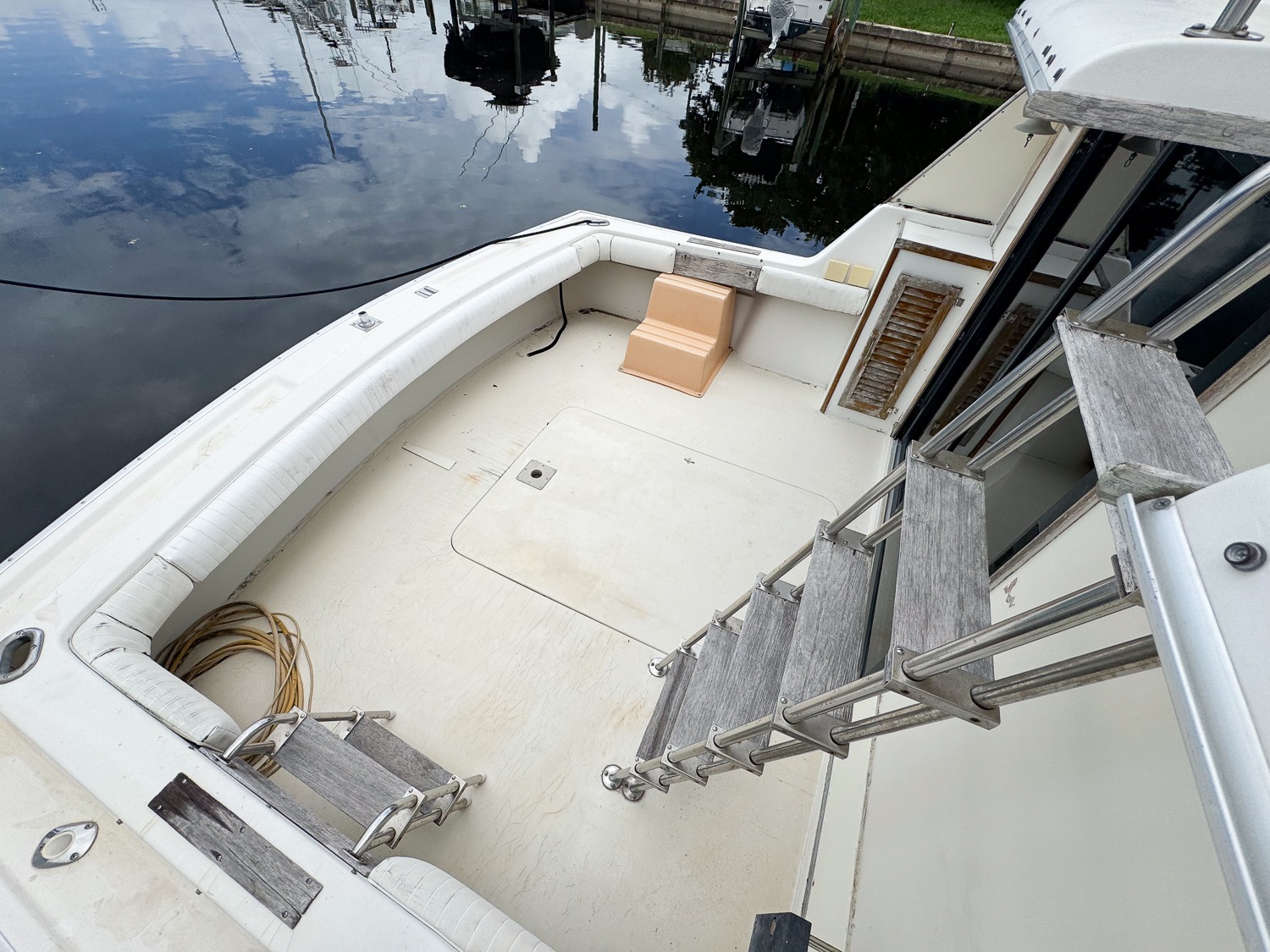 37′ Silverton 1981 | Nonprofit Boating and Maritime School | Chapman School