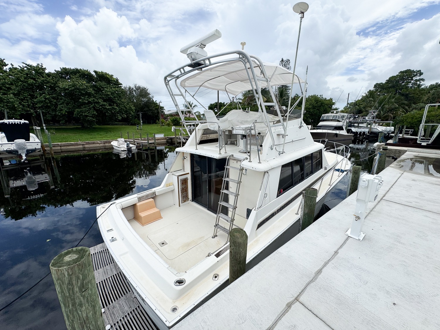 37′ Silverton 1981 | Nonprofit Boating and Maritime School | Chapman School